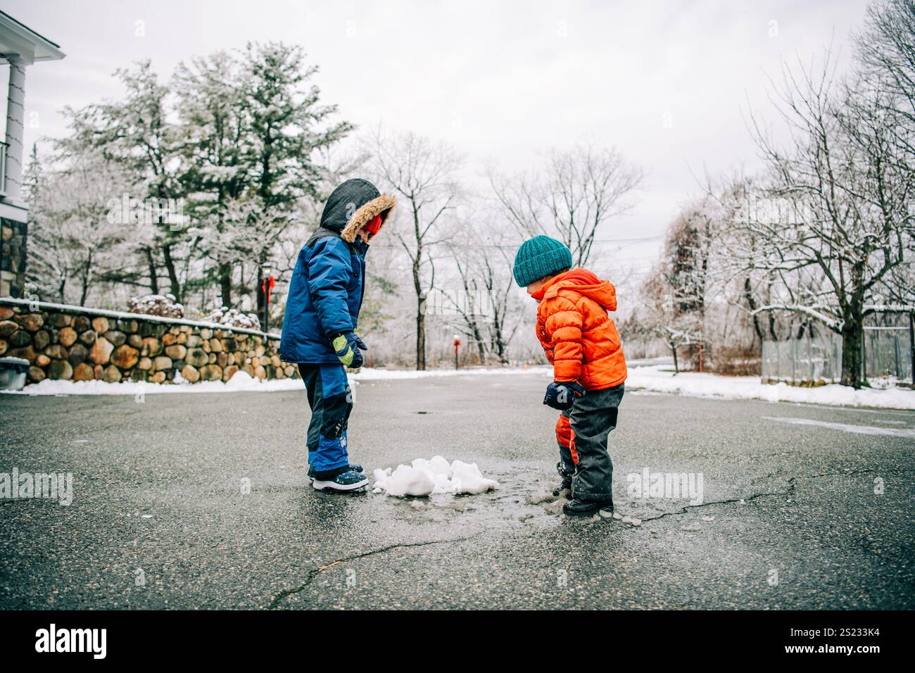 Winter activities with kids hi-res stock photography and images - Alamy