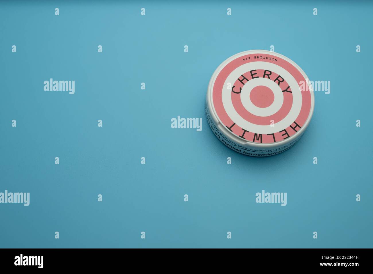 Helwit Cherry Nikotin-Pouch auf blauem Hintergrund , Deutschland, 06.01 ...