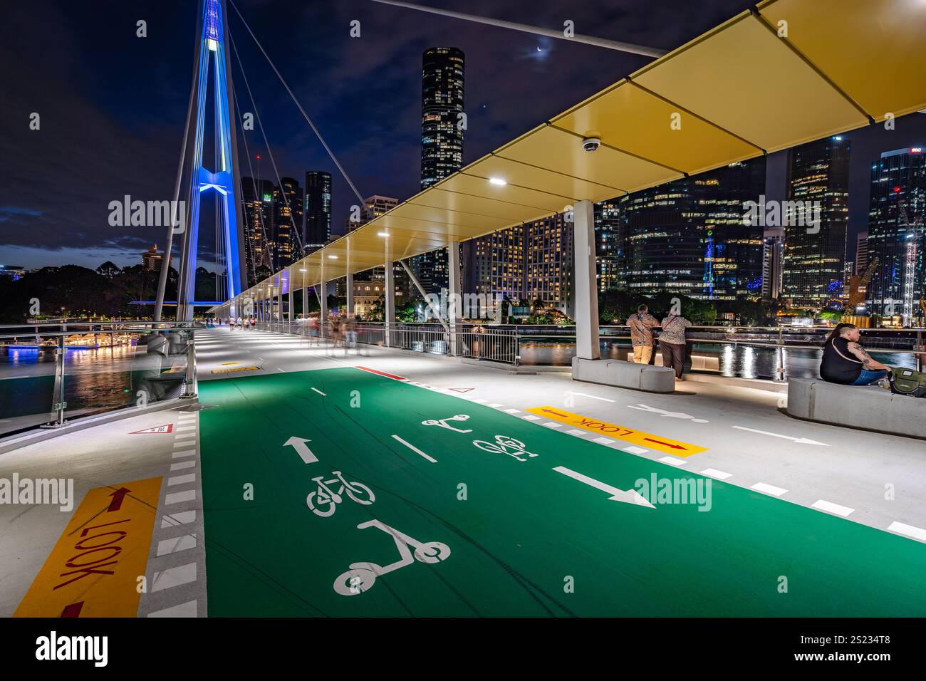 Brisbane, QLD, Australia - New Kangaroo Point Green bridge Stock Photo ...