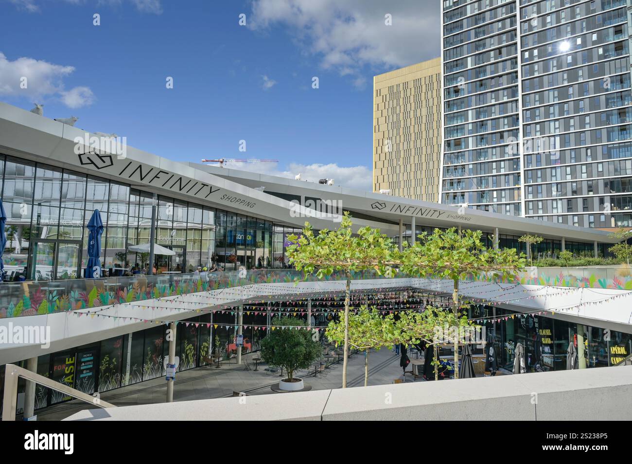 Gebäudekomplex Infinity mit Bürohäusern, Shoppingcenter, Wohnungen, Av ...