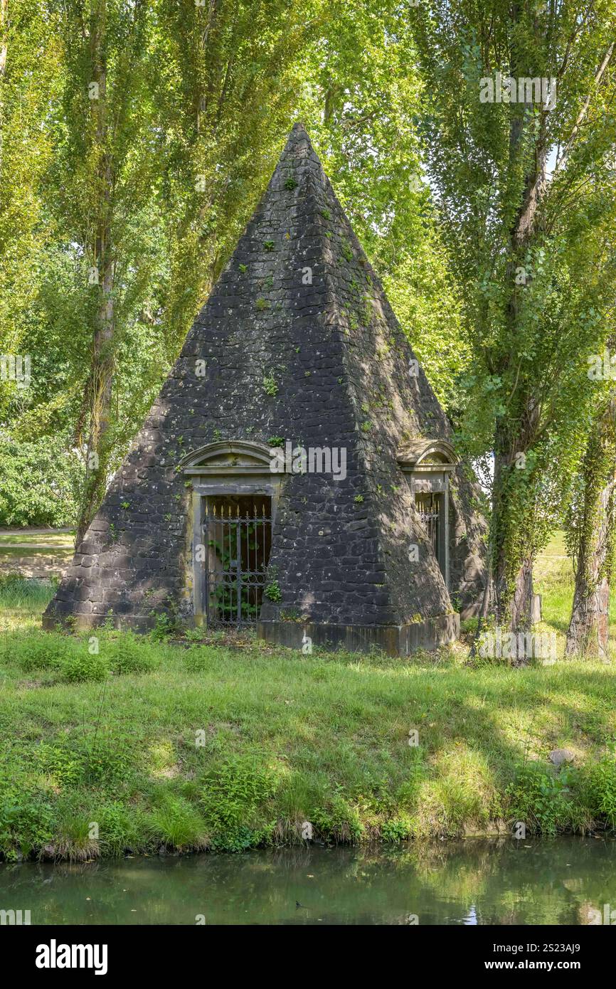 Pyramide zum Andenken an Prinz Friedrich, Staatspark Hanau Wilhelmsbad ...