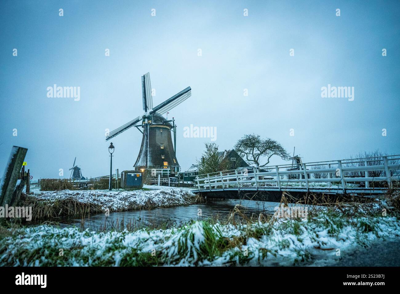 Mill quadrangle in Aarlanderveen in the snow, it's the first snowfall ...