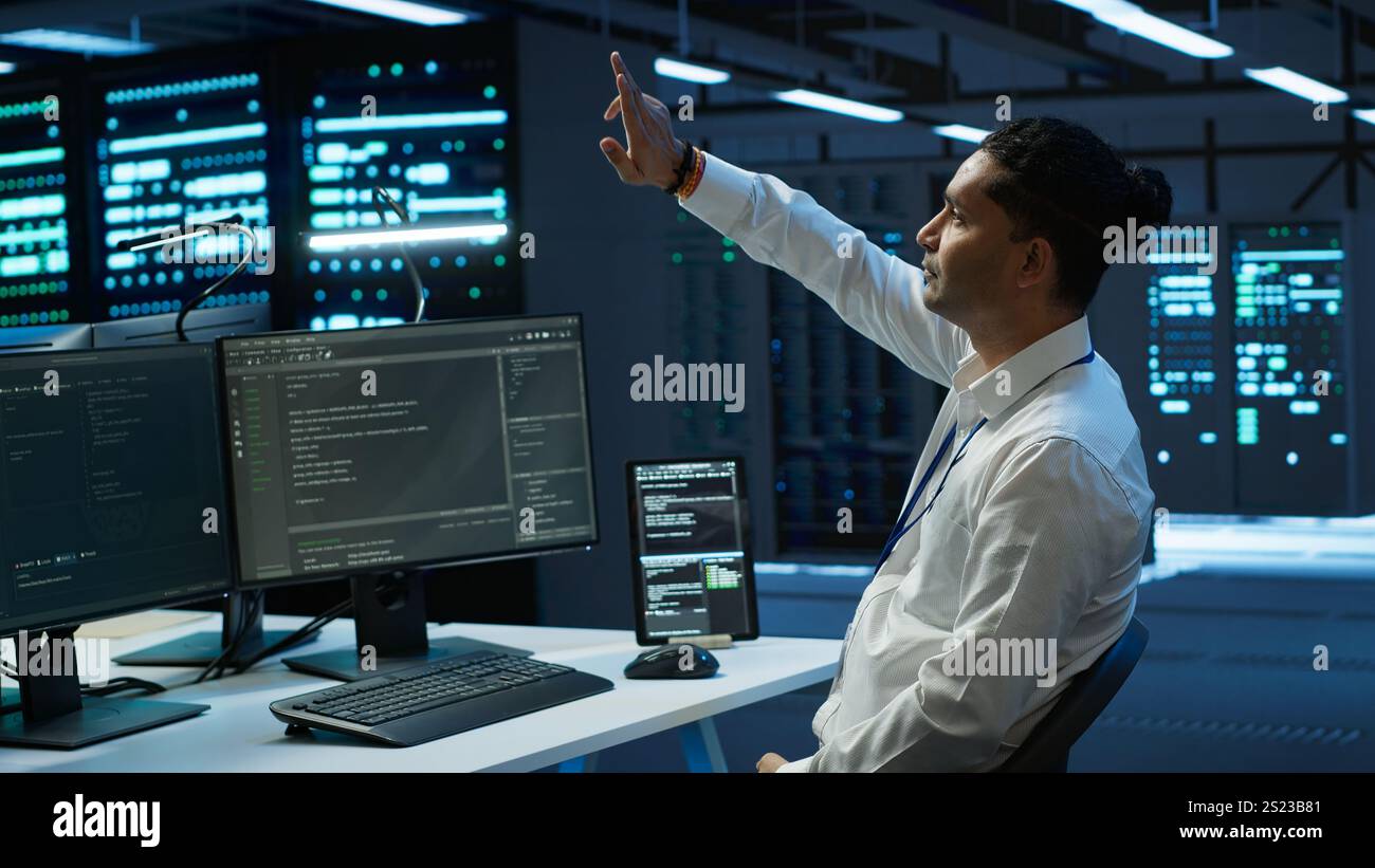 Admin In Data Center Using Augmented Reality Technology To Ensure System Can Handle Networking