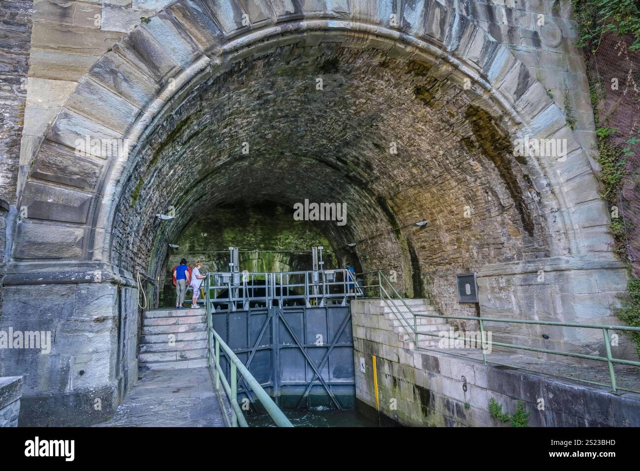 Schleuse am Schiffstunnel Weilburg, Fluß Lahn, Landkreis Limburg ...