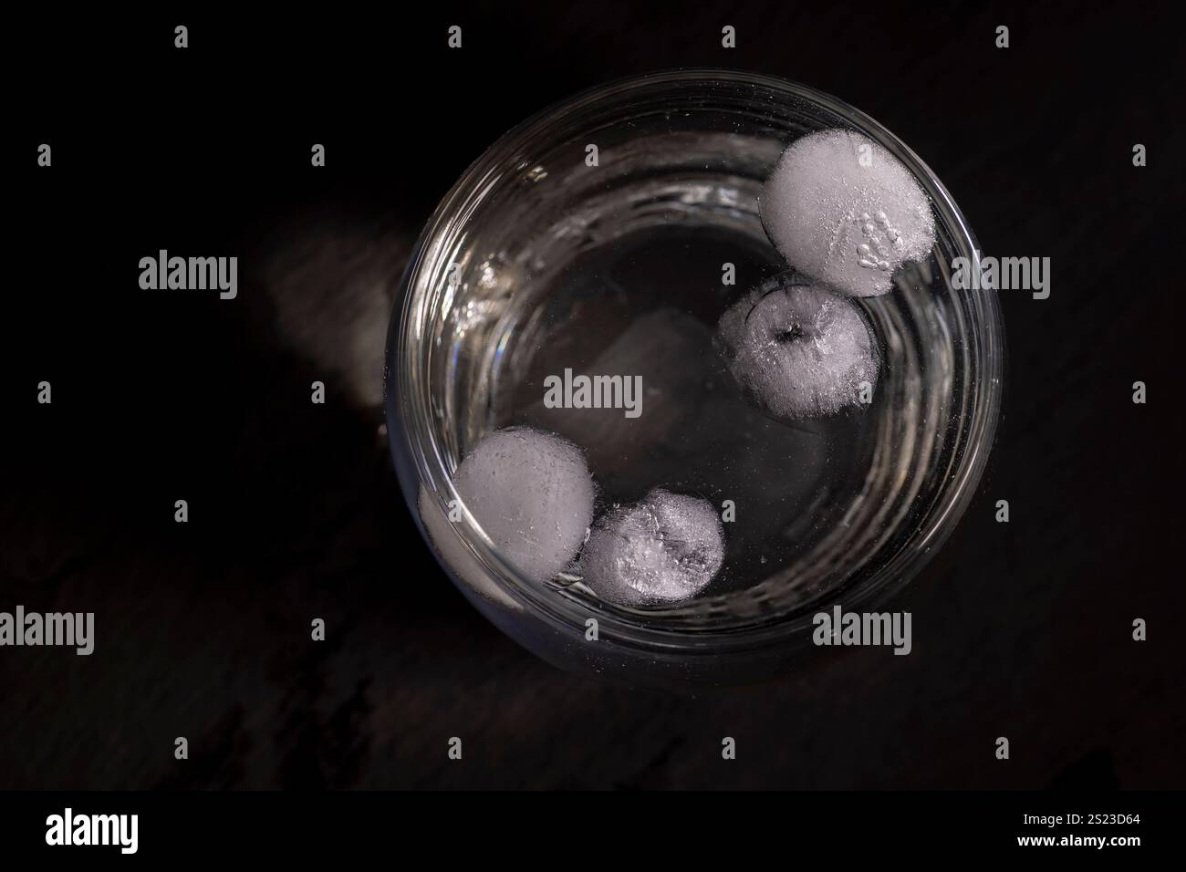 glass with ice and sparkling water, cold mineral water with a lot of gases and bubbles Stock ...