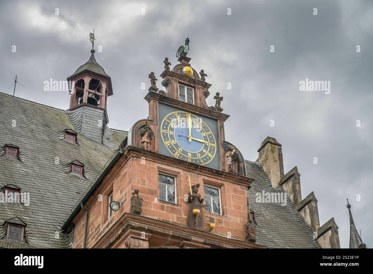Renaissance Giebel von 1581 mit Kunstuhr auf dem Treppenturm, Rathaus ...