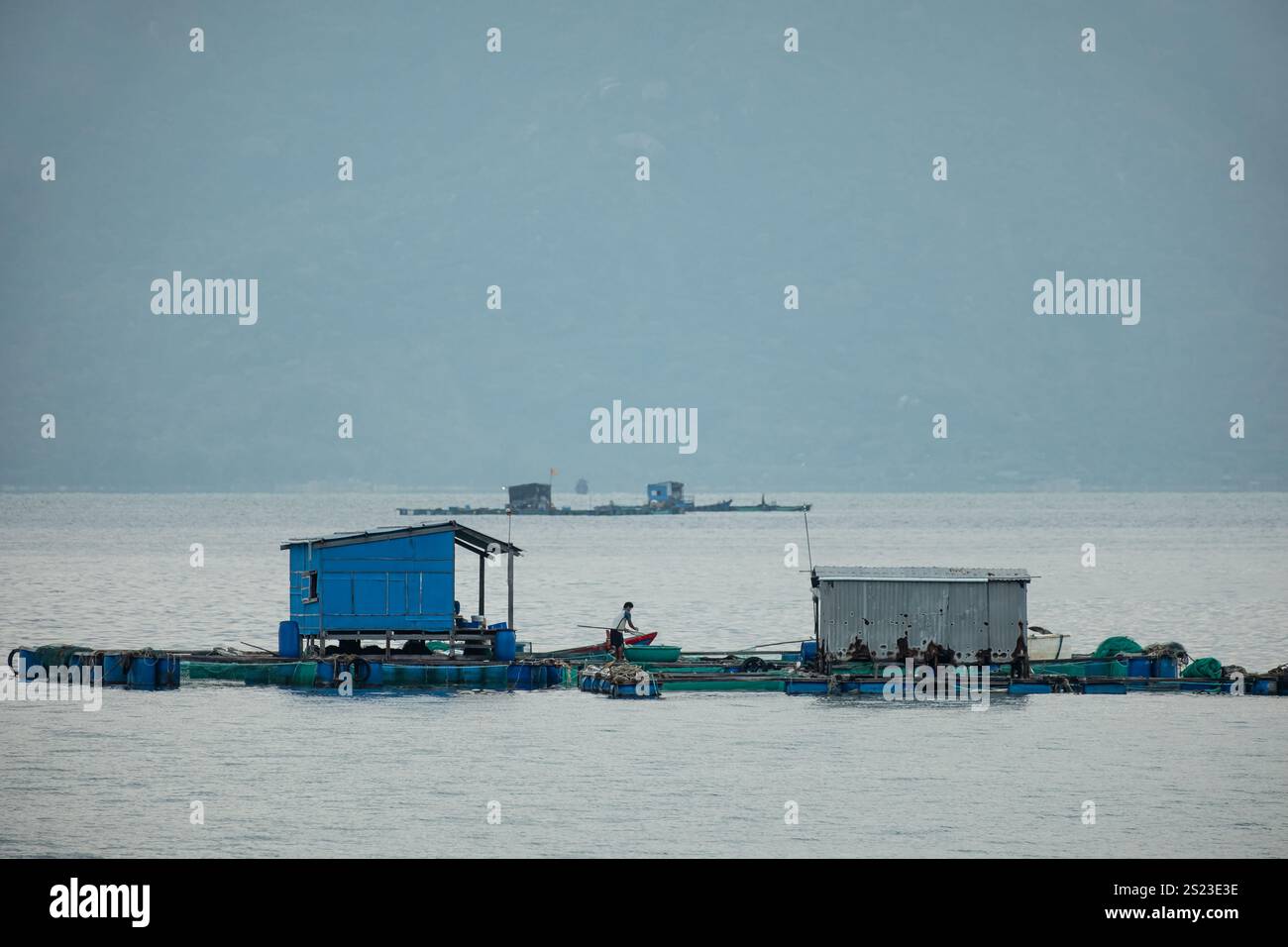 Floating houses with fishermen. Vietnamese fishermen work on houseboats ...