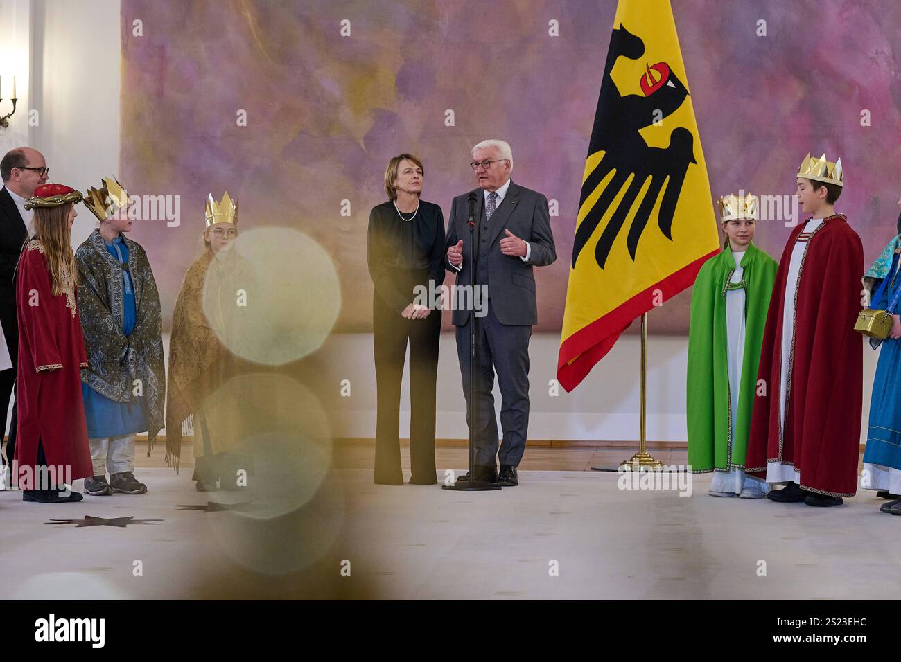 Bundespraesident Frank-Walter Steinmeier empfaengt gemeinsam mit seiner Frau Elke Buedenbender ...