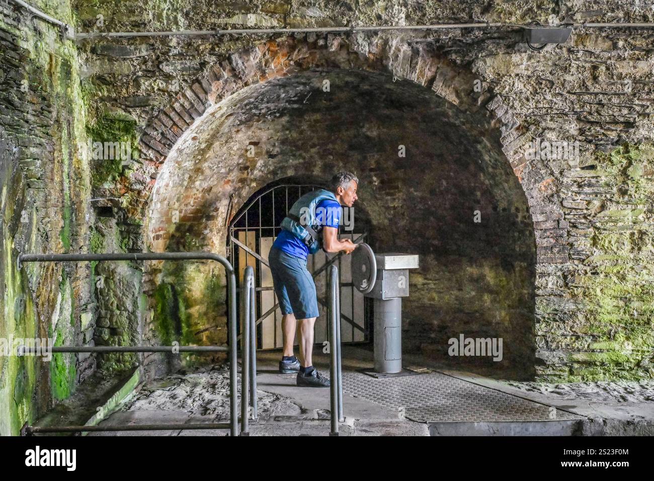 Schleuse am Schiffstunnel Weilburg, Fluß Lahn, Landkreis Limburg ...