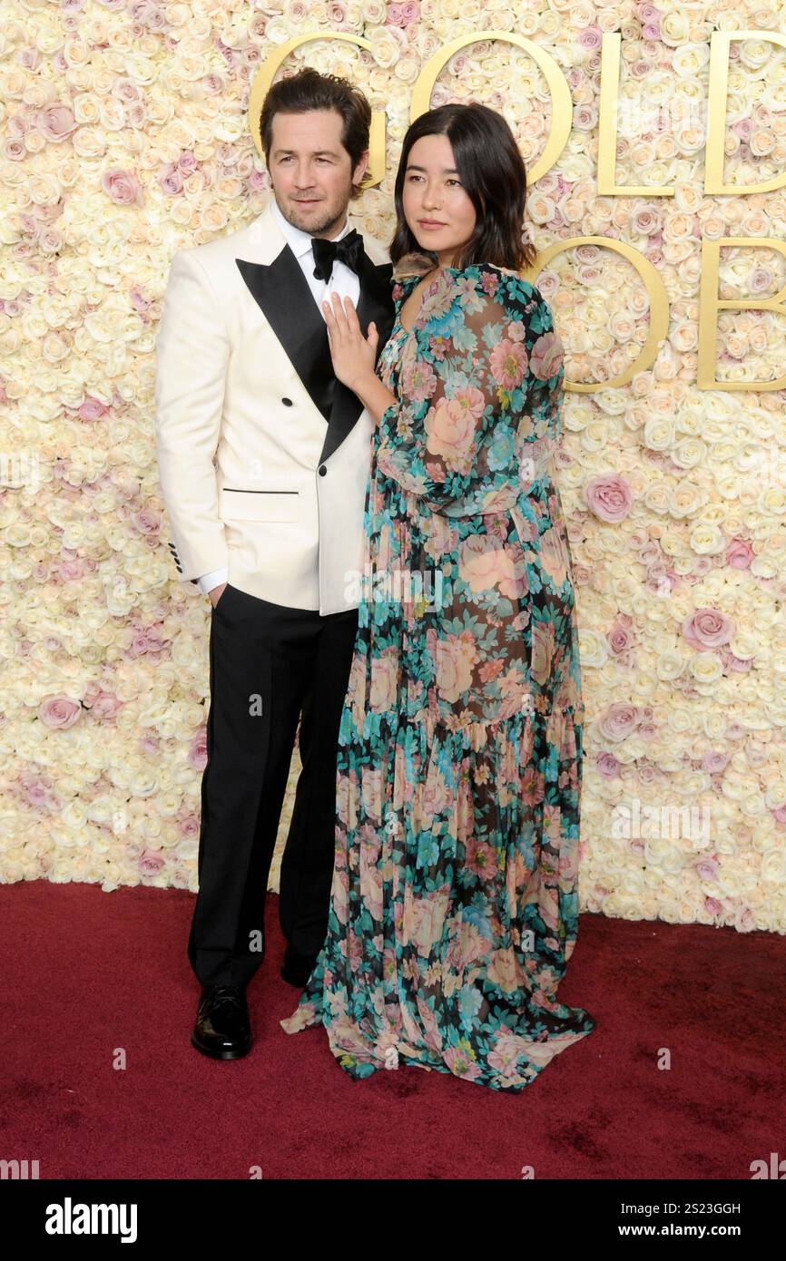 Michael Angarano und Maya Erskine bei der Verleihung der 82. Golden ...