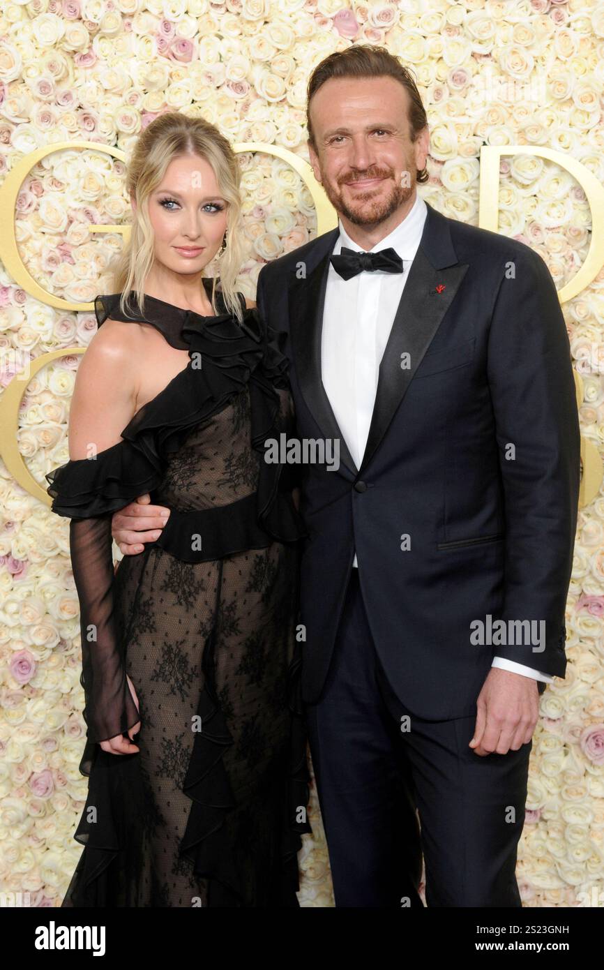 Kayla Radomski Und Jason Segel Bei Der Verleihung Der 82 Golden Globe