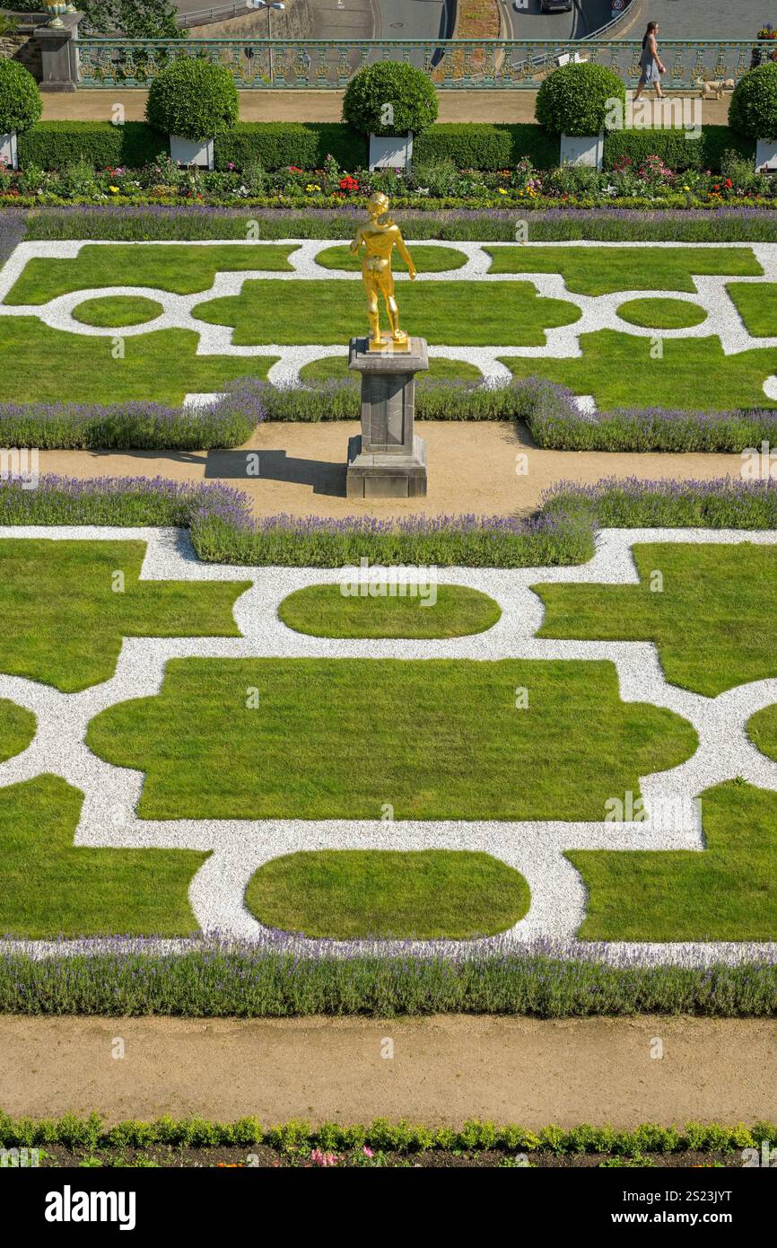 Barocker Schloßgarten mit Figur des Lurenbläser, Schloß Weilburg ...