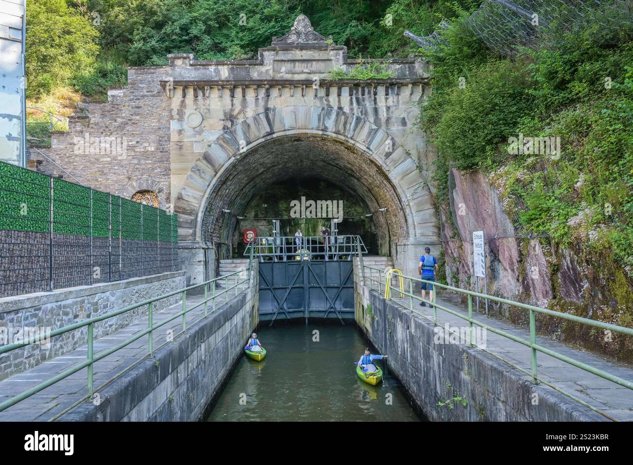 Schleuse am Schiffstunnel Weilburg, Fluß Lahn, Landkreis Limburg ...