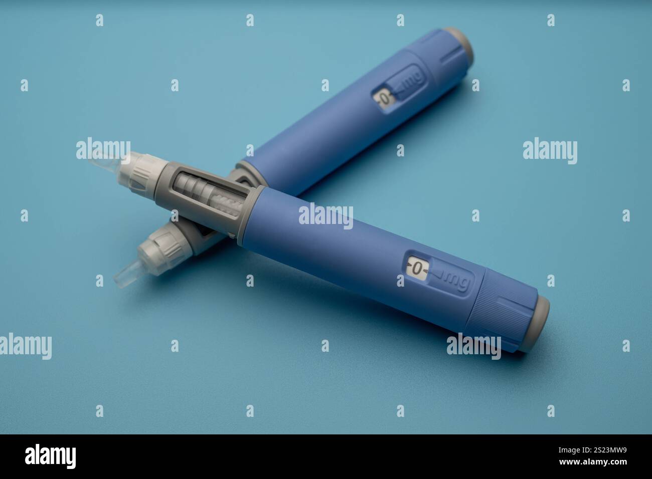 Zwei blaue Injektionspens auf blauem Hintergrund , Deutschland, 06.01. ...