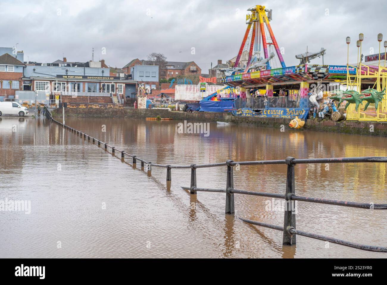 Stourport-on-Severn, UK. 6th January, 2025. UK weather: as the snow ...