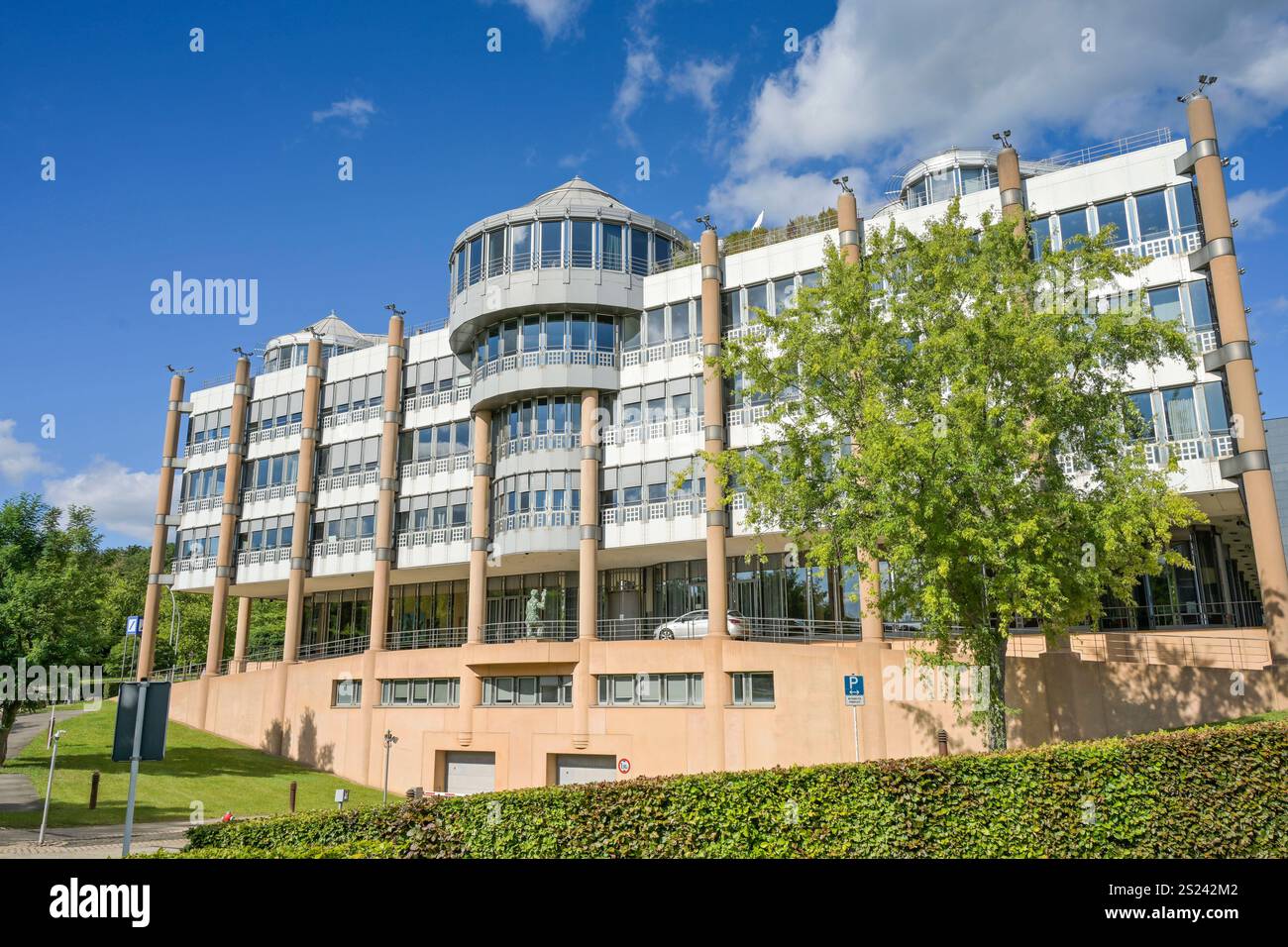 Deutsche Bank Wealth Management, Boulevard Konrad Adenauer, 1115 ...