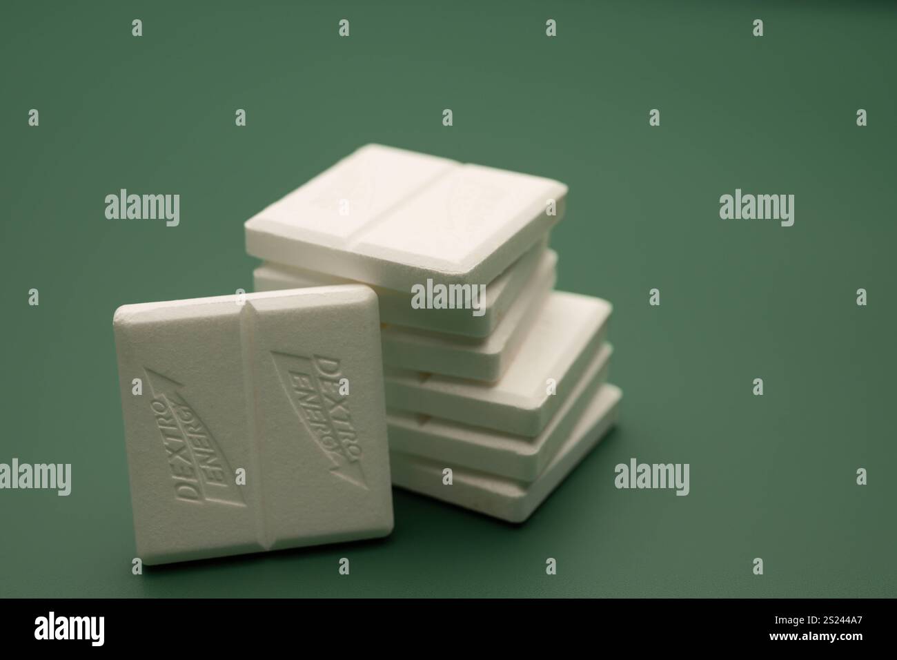 Gestapelte Traubenzucker-Tabletten auf grünem Hintergrund , Deutschland ...
