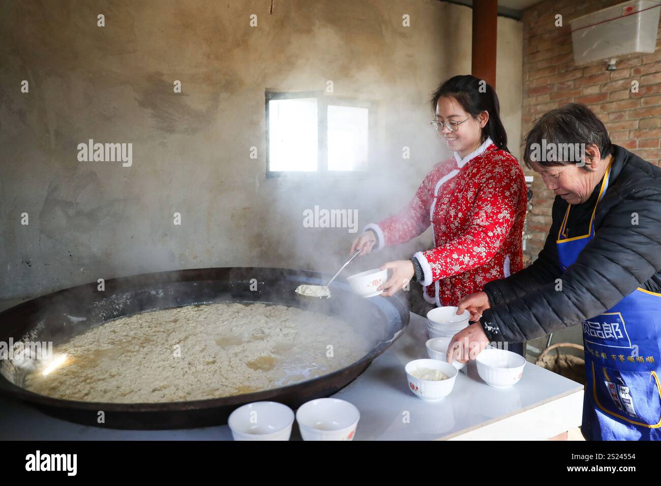 (250106) -- QINGYANG, Jan. 6, 2025 (Xinhua) -- Members of a local e ...