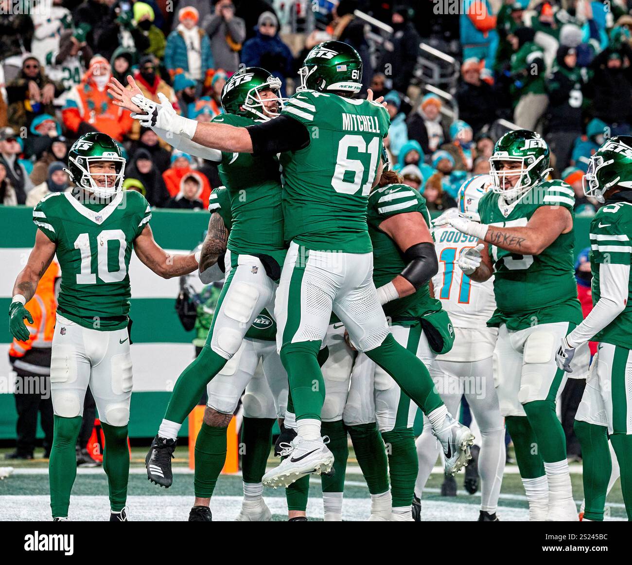 New York Jets quarterback Aaron Rodgers (8) celebrates with offensive ...