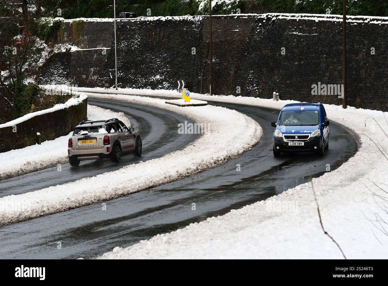 Honley, Holmfirth, Yorkshire, UK, 06 January 2025. Snow covered roads ...