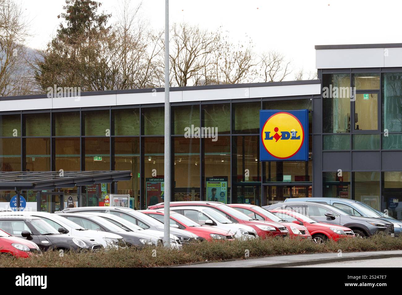 Eine Filiale von Lidl in Mudersbach. Lidl Logo an der Filiale. Im ...
