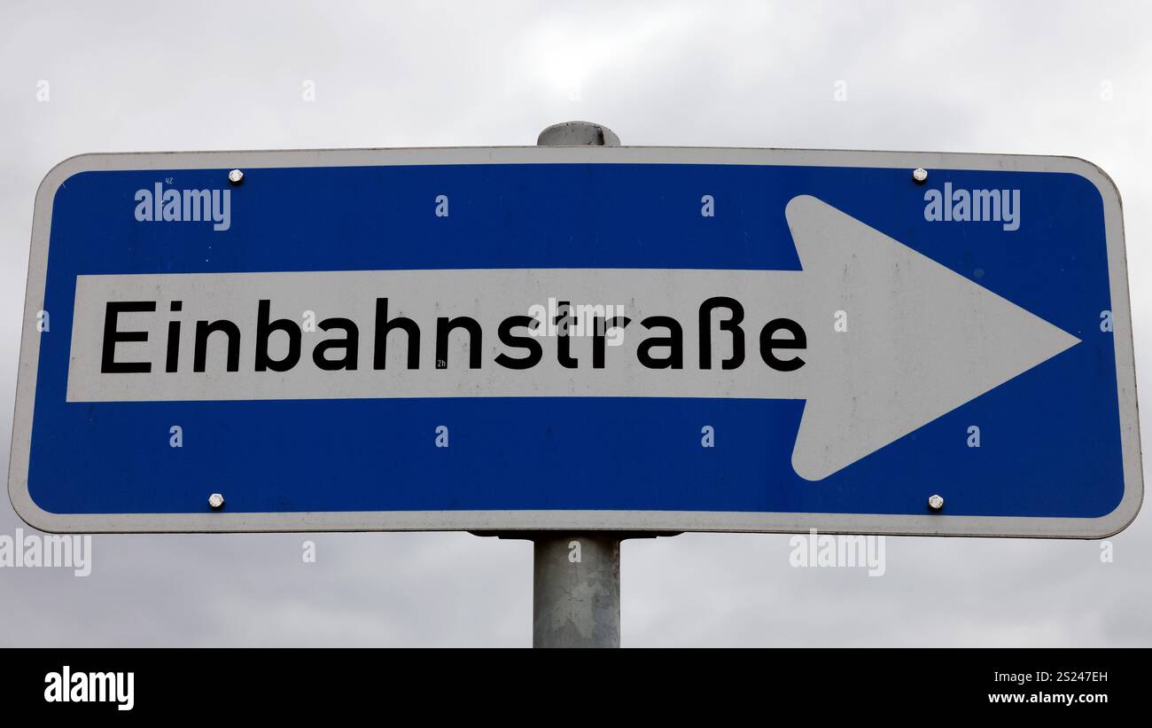 Ein Schild Einbahnstrasse Einbahnstraße vor grauem Himmel. Schild ...