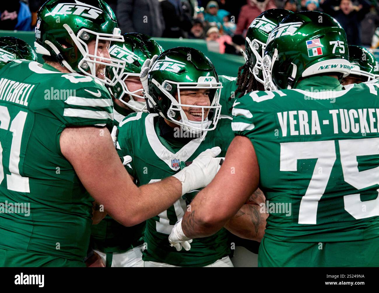 New York Jets wide receiver Allen Lazard (10) celebrates with teammates ...