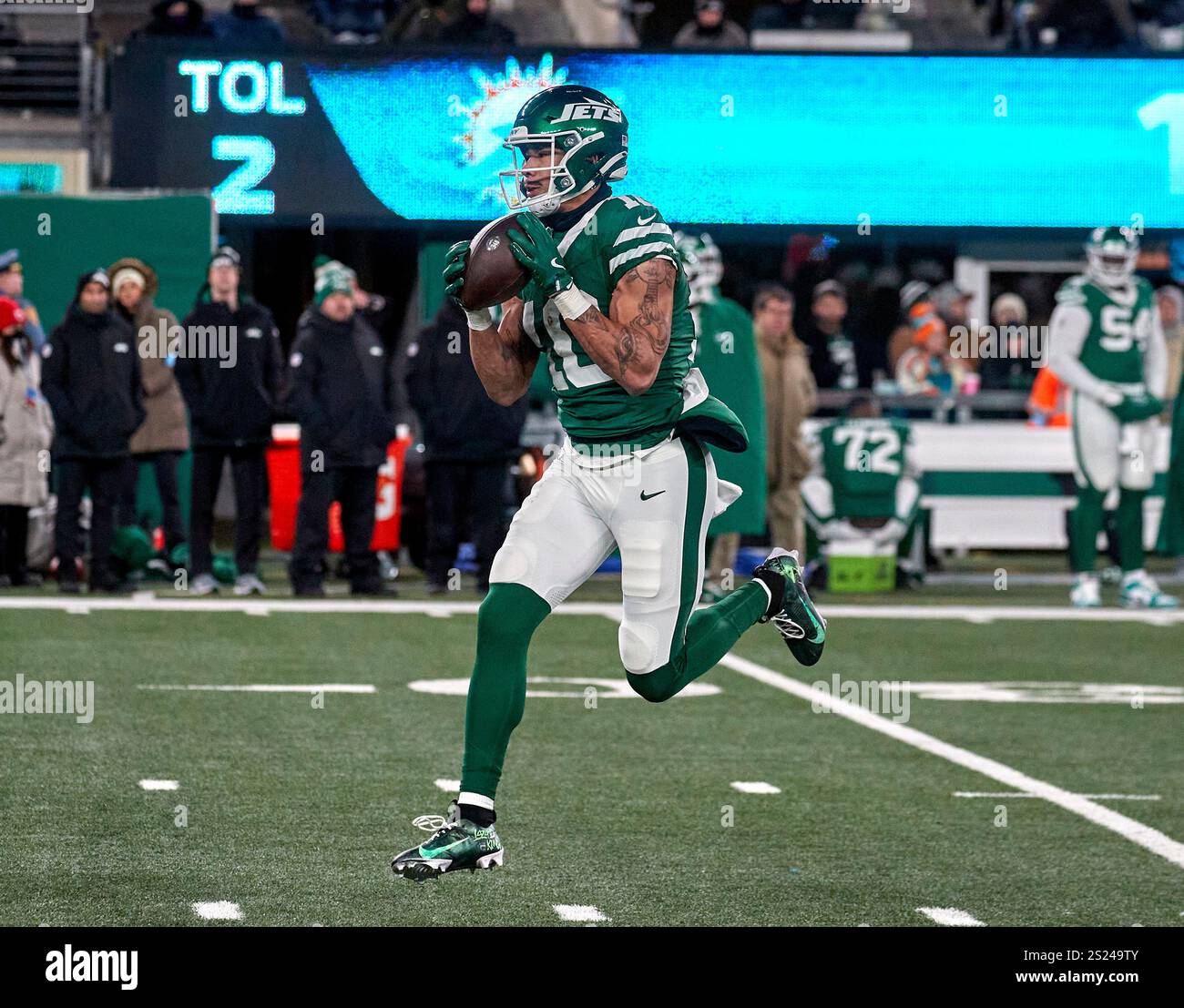 New York Jets wide receiver Allen Lazard (10) catches a pass against ...
