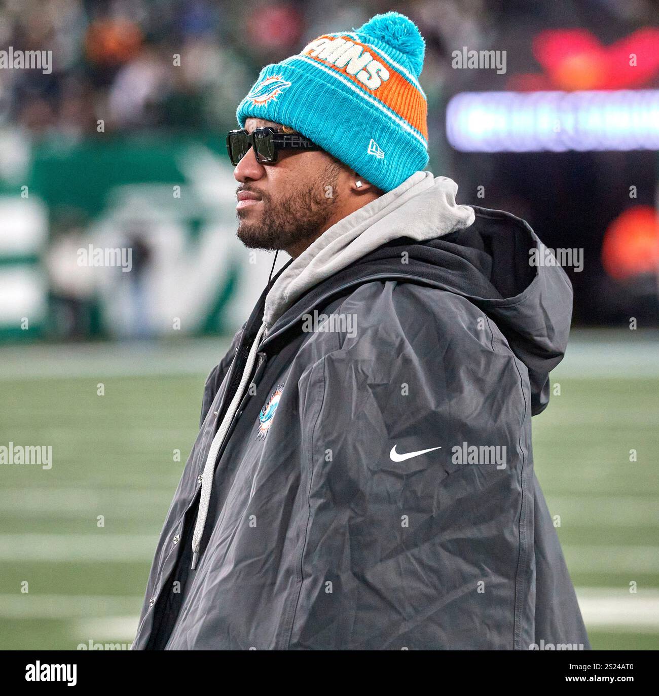 Miami Dolphins quarterback Tua Tagovailoa (1) watch from the sideline ...