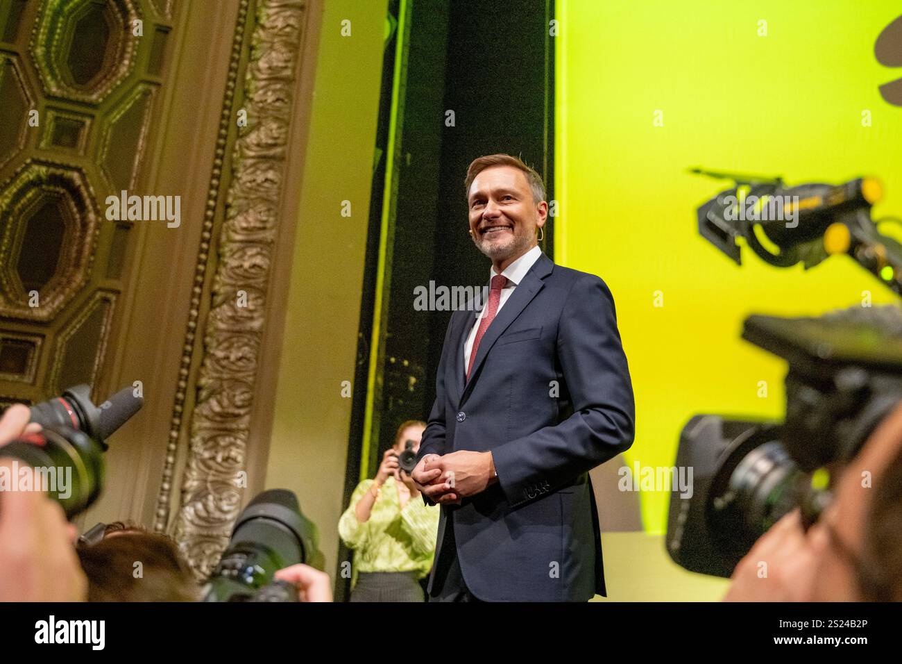 Christian Lindner MdB, Bundesvorsitzender der FDP / zeigt sich ...