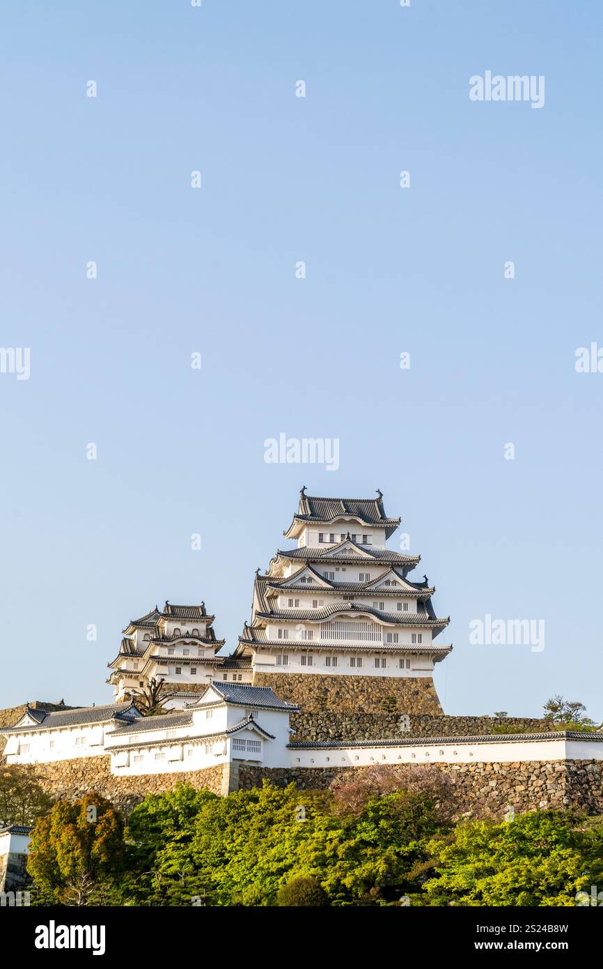 The classic view of Himeji castle in bright sunshine with a clear blue ...