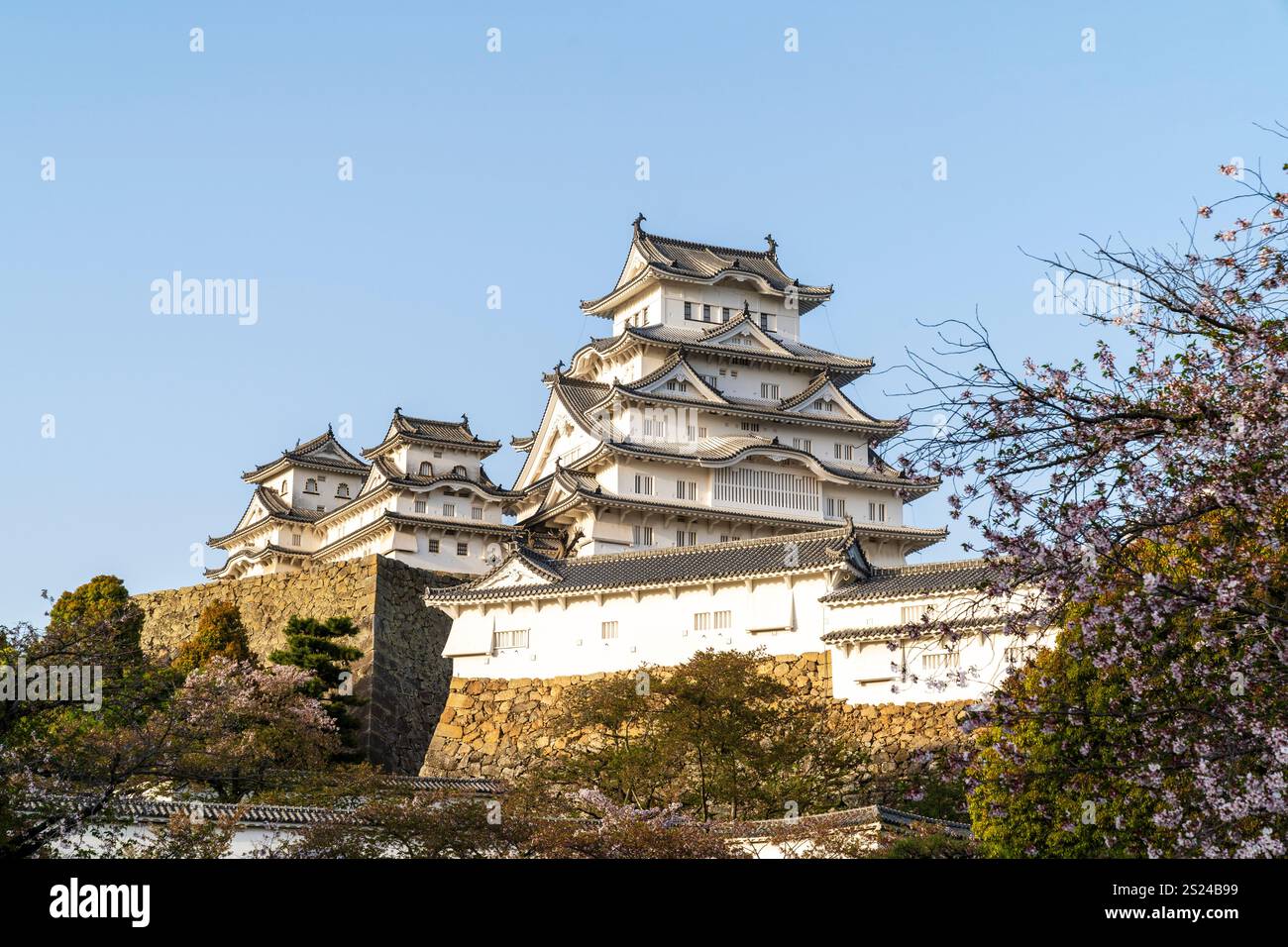 The ri-no-ichi watari yagura, turret, with the keep of Himeji castle ...