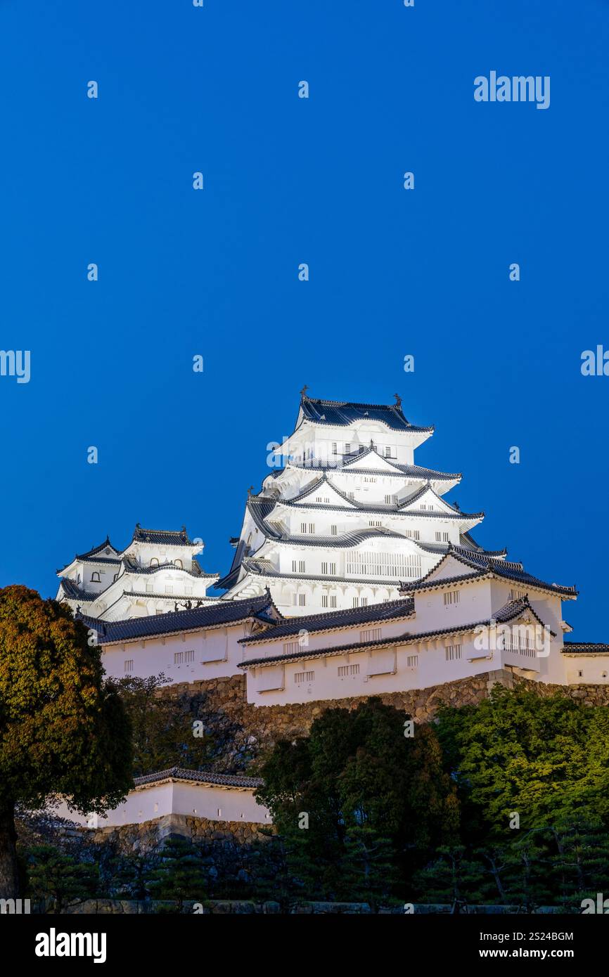 The illuminated beautiful keep, borogata style, of Himeji castle ...