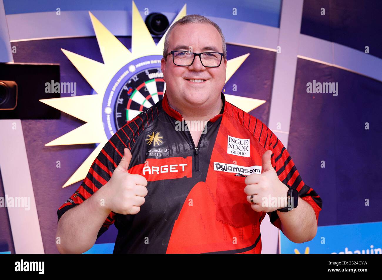 Stephen Bunting bei der Promi-Darts-WM 2025 im Maritim Hotel ...