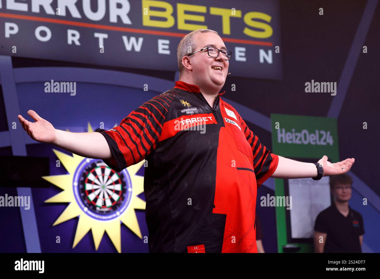 Stephen Bunting bei der Promi-Darts-WM 2025 im Maritim Hotel ...