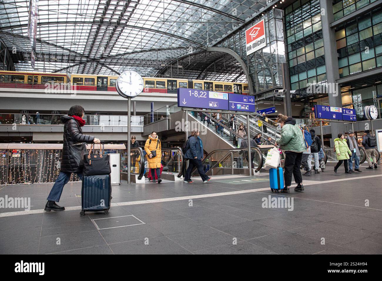 Berlin, Germany. 6th Jan, 2025. Berlin Central Station bustled with ...