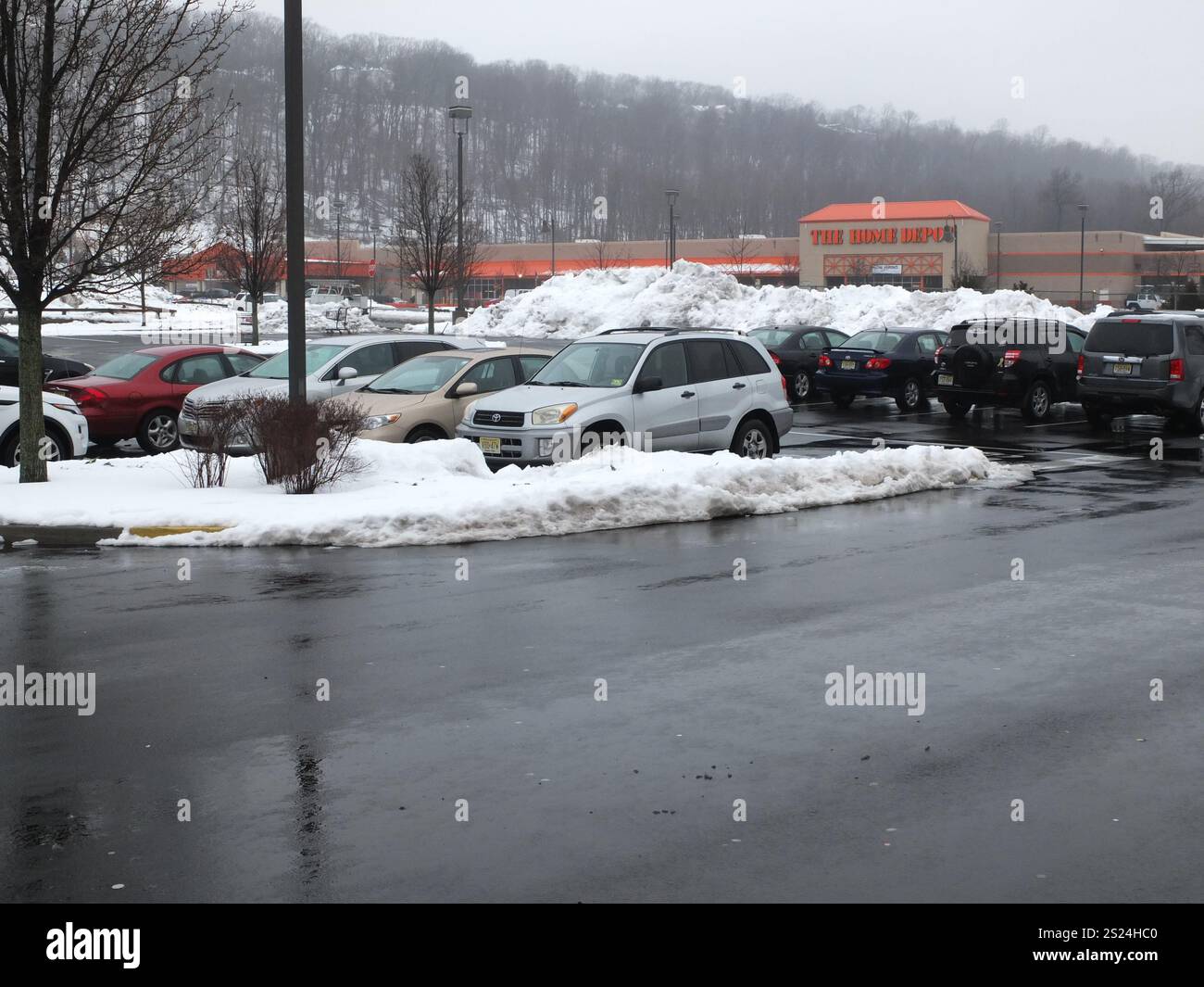 Home depot store winter hi-res stock photography and images - Alamy