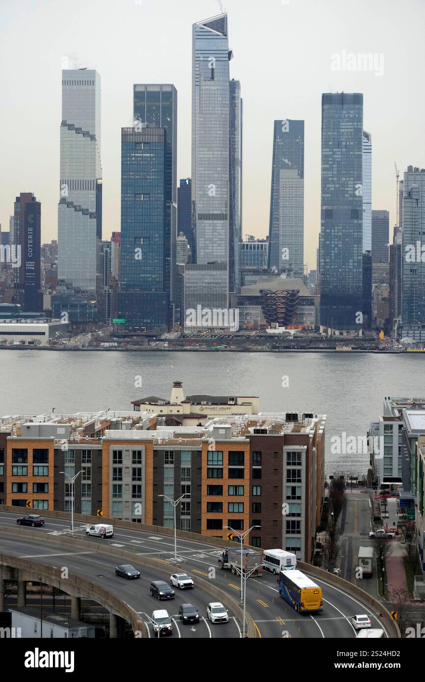 Cars enter and exit midtown Manhattan via the Lincoln Tunnel as seen ...