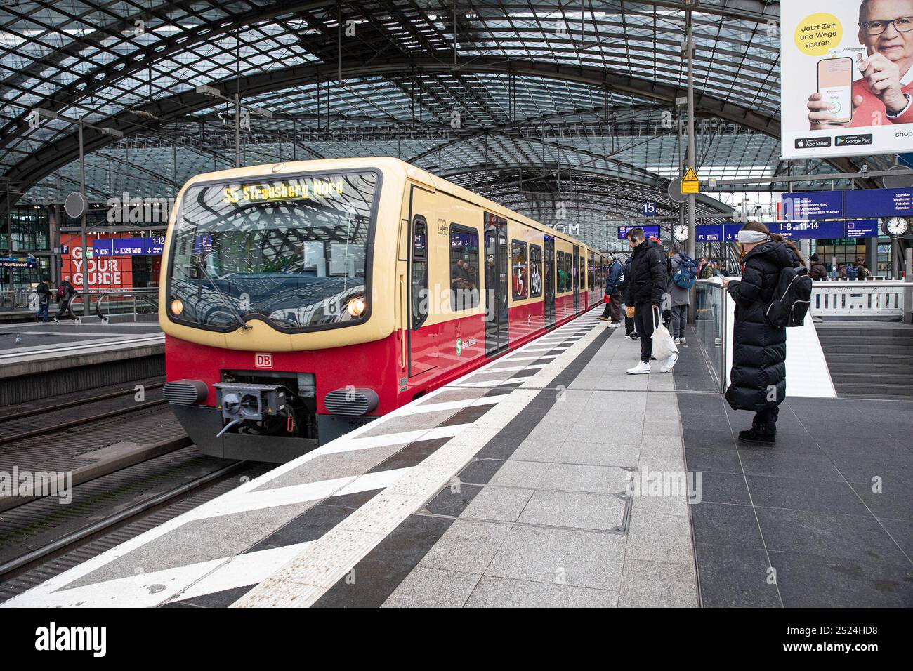 Berlin, Germany. 6th Jan, 2025. Berlin Central Station bustled with ...