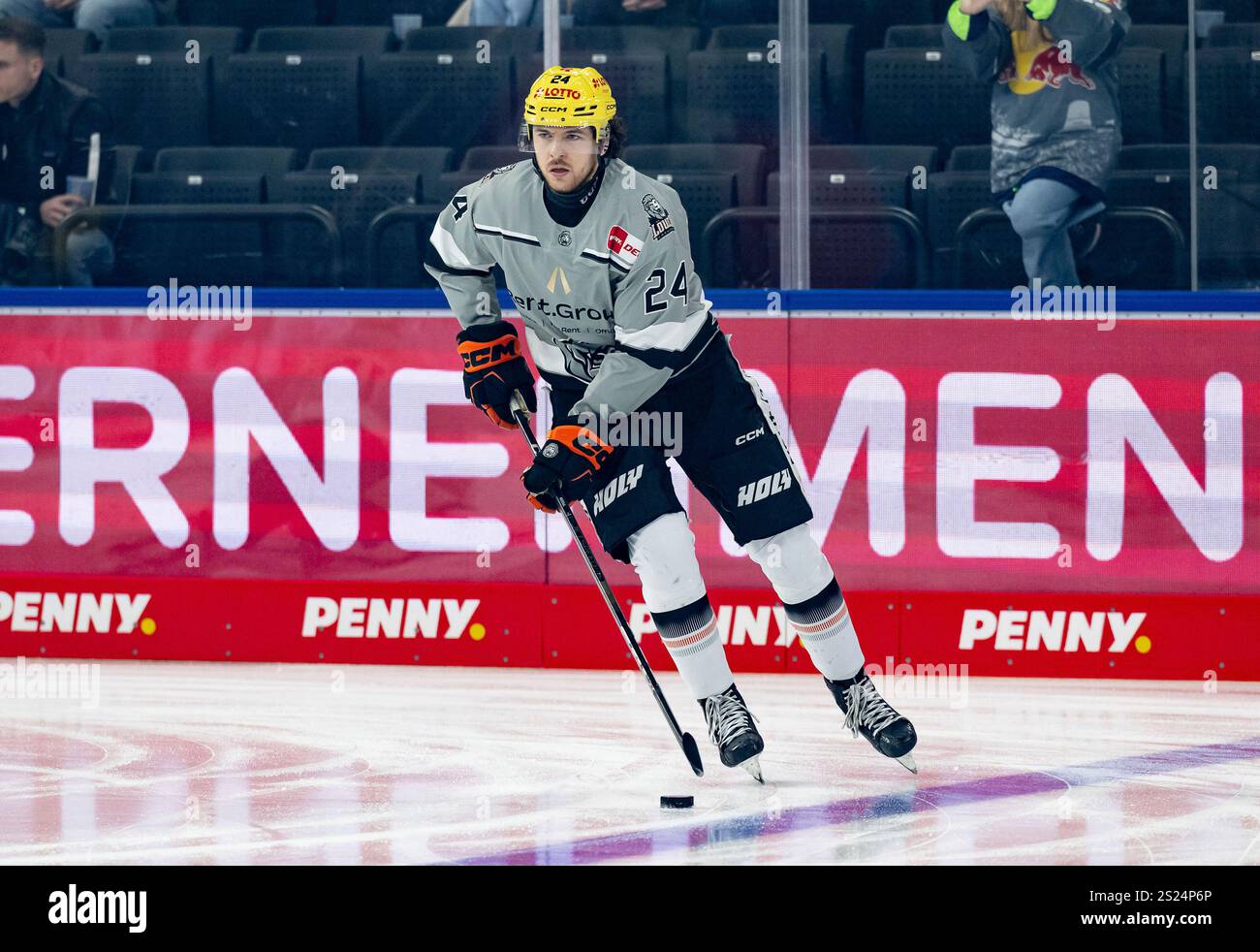 Philipp Bidoul (Loewen Frankfurt, #24) beim Warmup. GER, EHC Red Bull ...