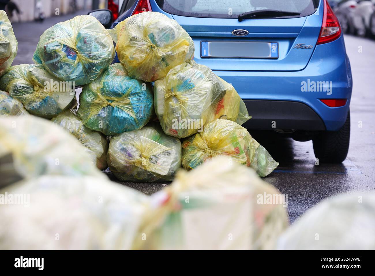 Mailand, Italy. 26th Nov, 2024. Garbage bags are left on the sidewalk ...