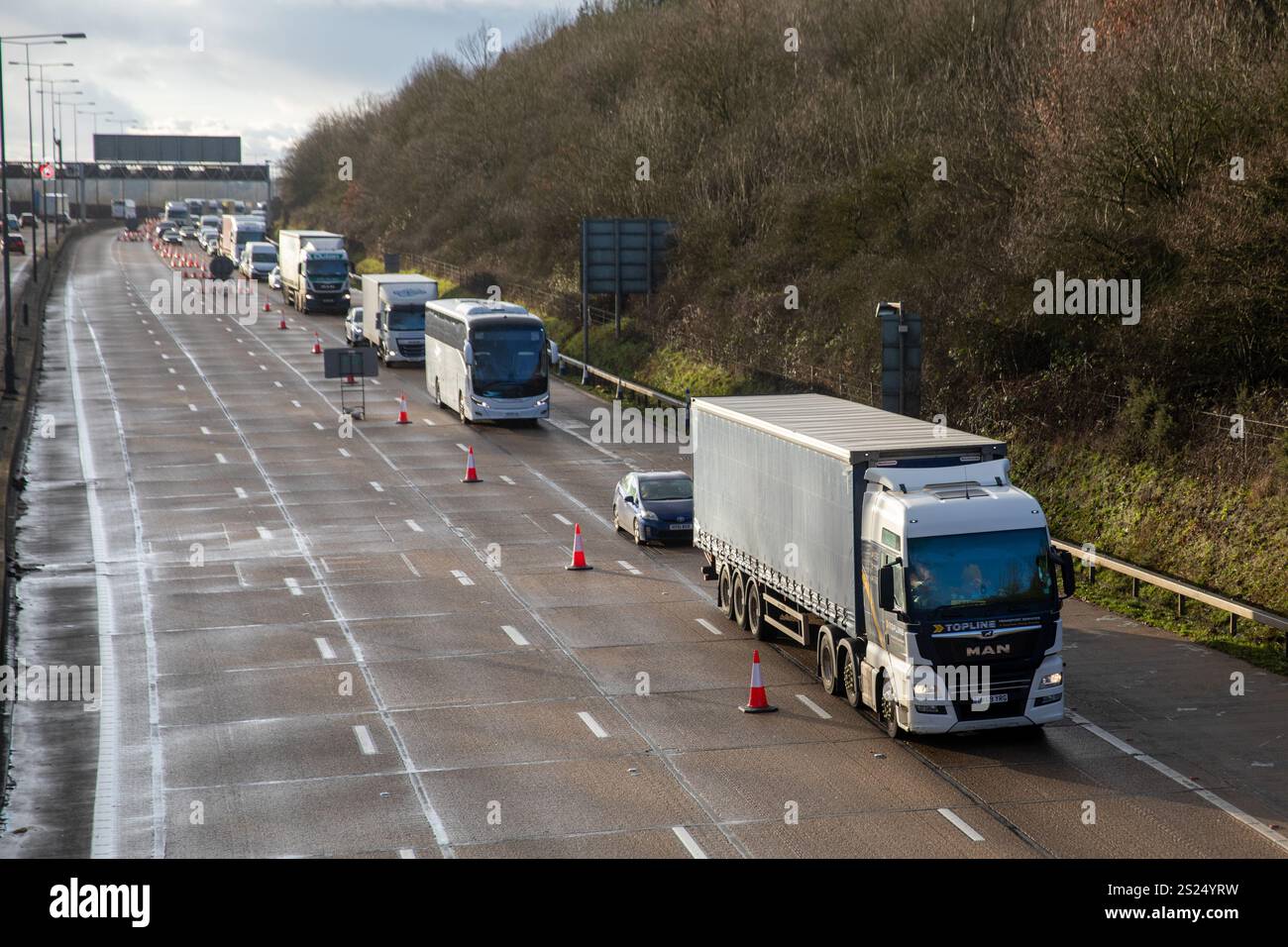 Leatherhead, UK, 6th January 2025. After a lorry hit the central ...