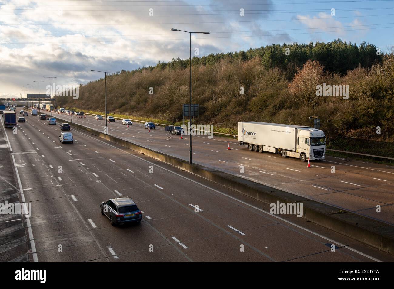 Leatherhead, UK, 6th January 2025. After a lorry hit the central ...