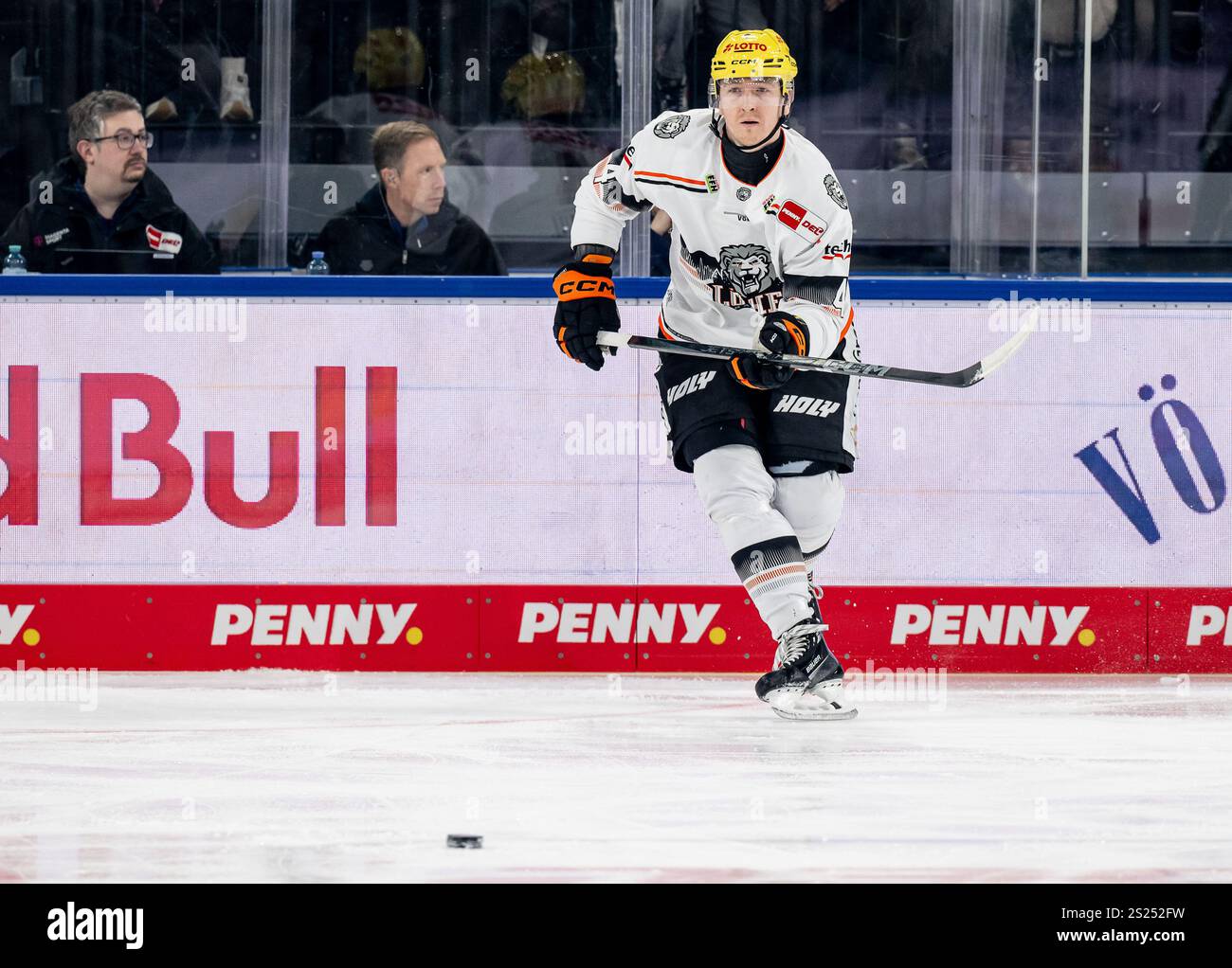 Reid McNeill (Loewen Frankfurt, #4). GER, EHC Red Bull Muenchen vs ...