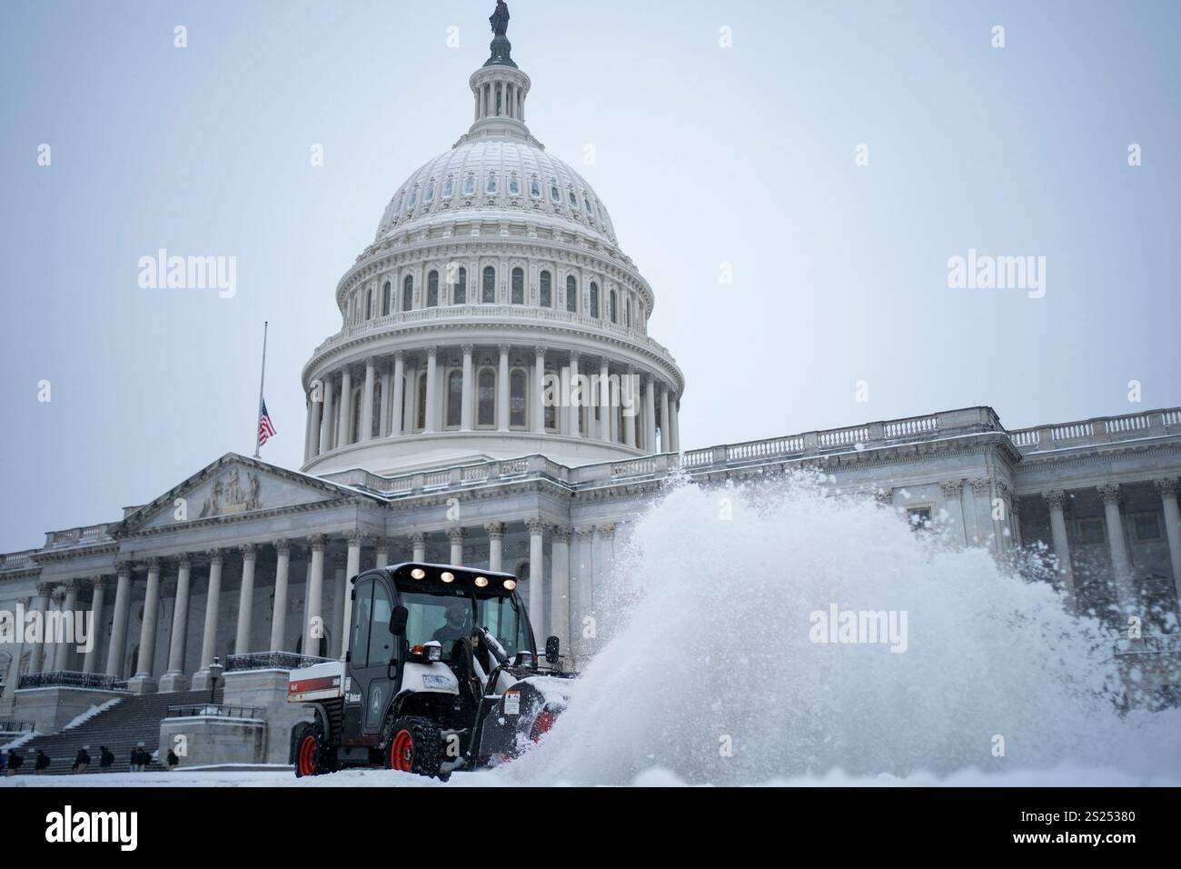 Washington, United States. 06th Jan, 2025. A snowplow clears snow ...