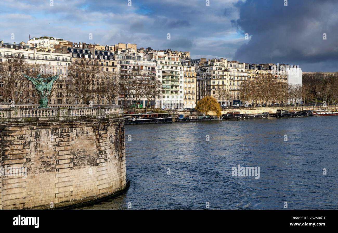 Port Debilly along the Seine River in Paris Stock Photo - Alamy