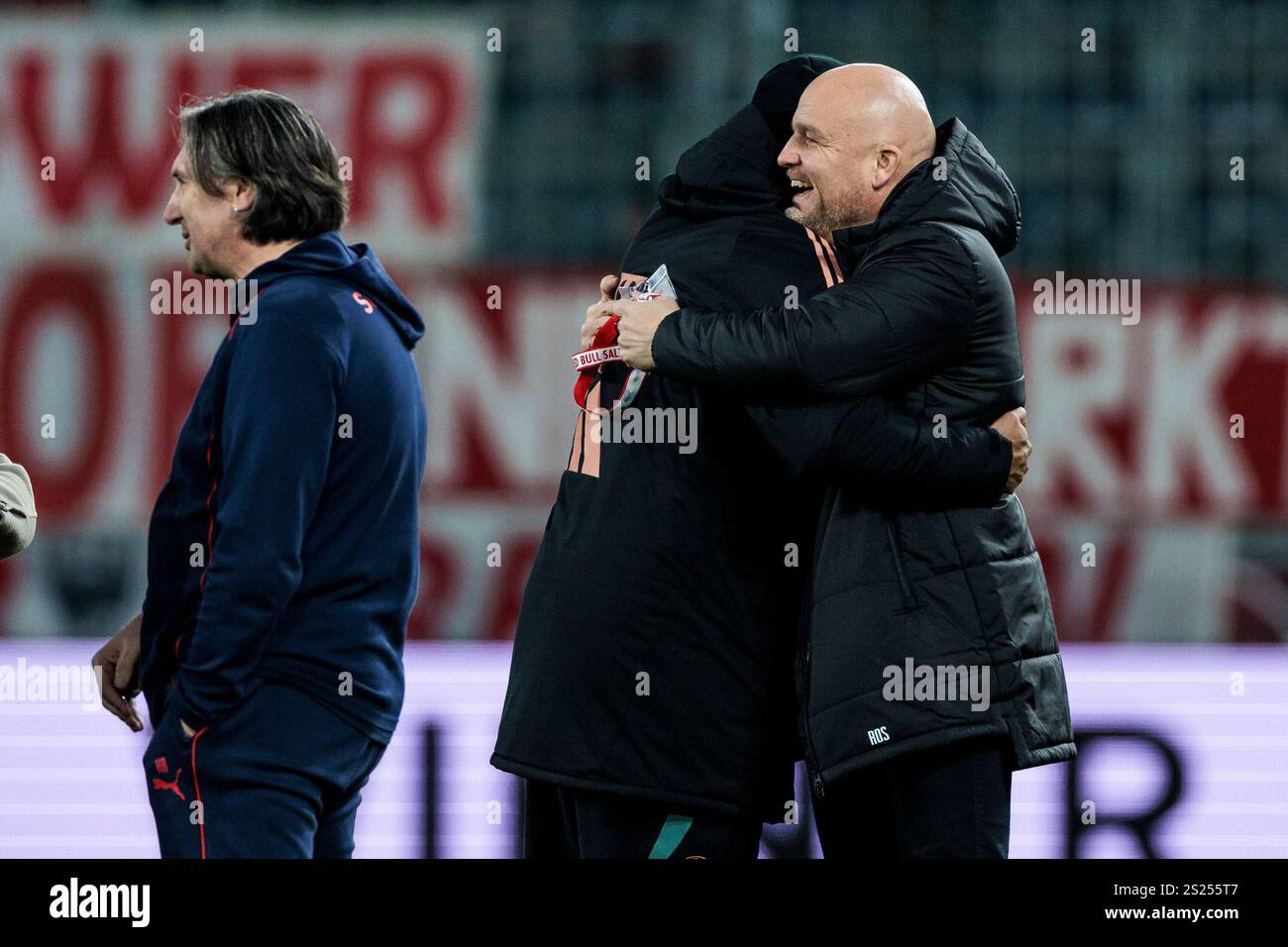 Vincent Kompany (Trainer FC Bayern M?nchen) und Rouven Schr?der (Gesch?ftsf?hrer Sport FC Red ...