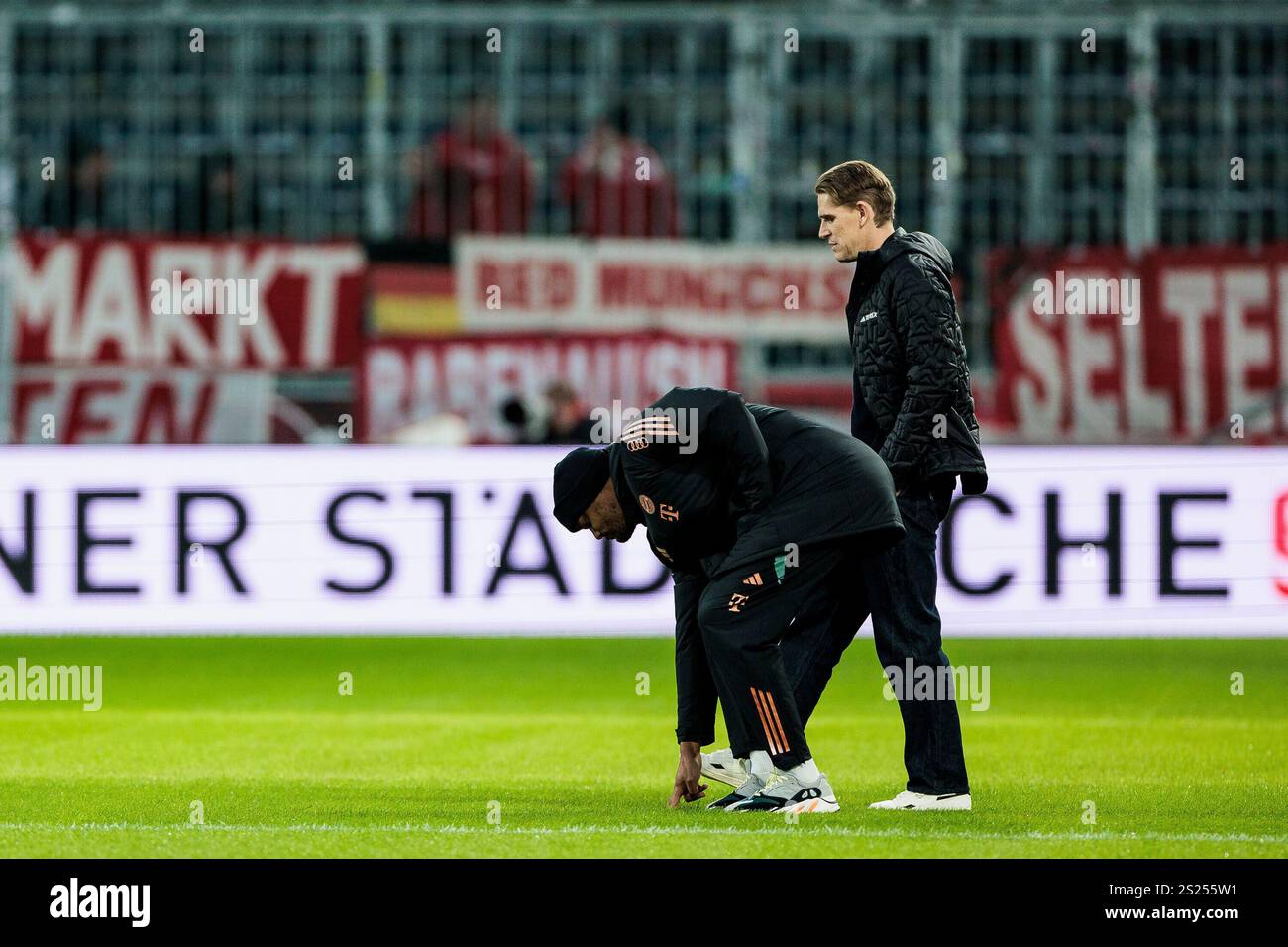 Vincent Kompany (Trainer FC Bayern M?nchen) f?hlt den Rasen w?hrend der ...