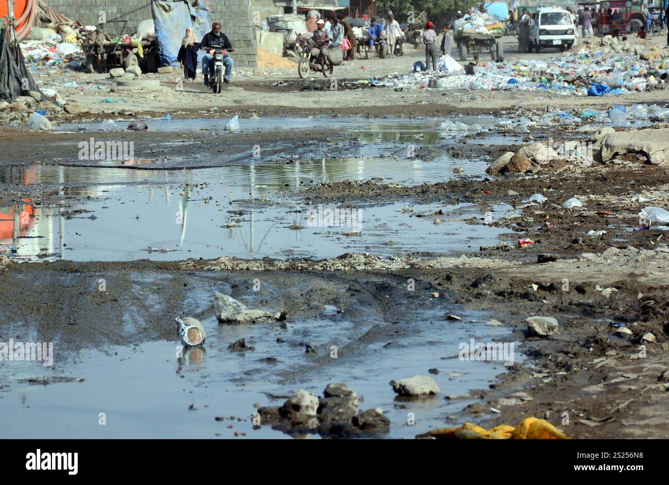 KARACHI, PAKISTAN, JAN 06: Hectic street full of garbage, sewerage ...