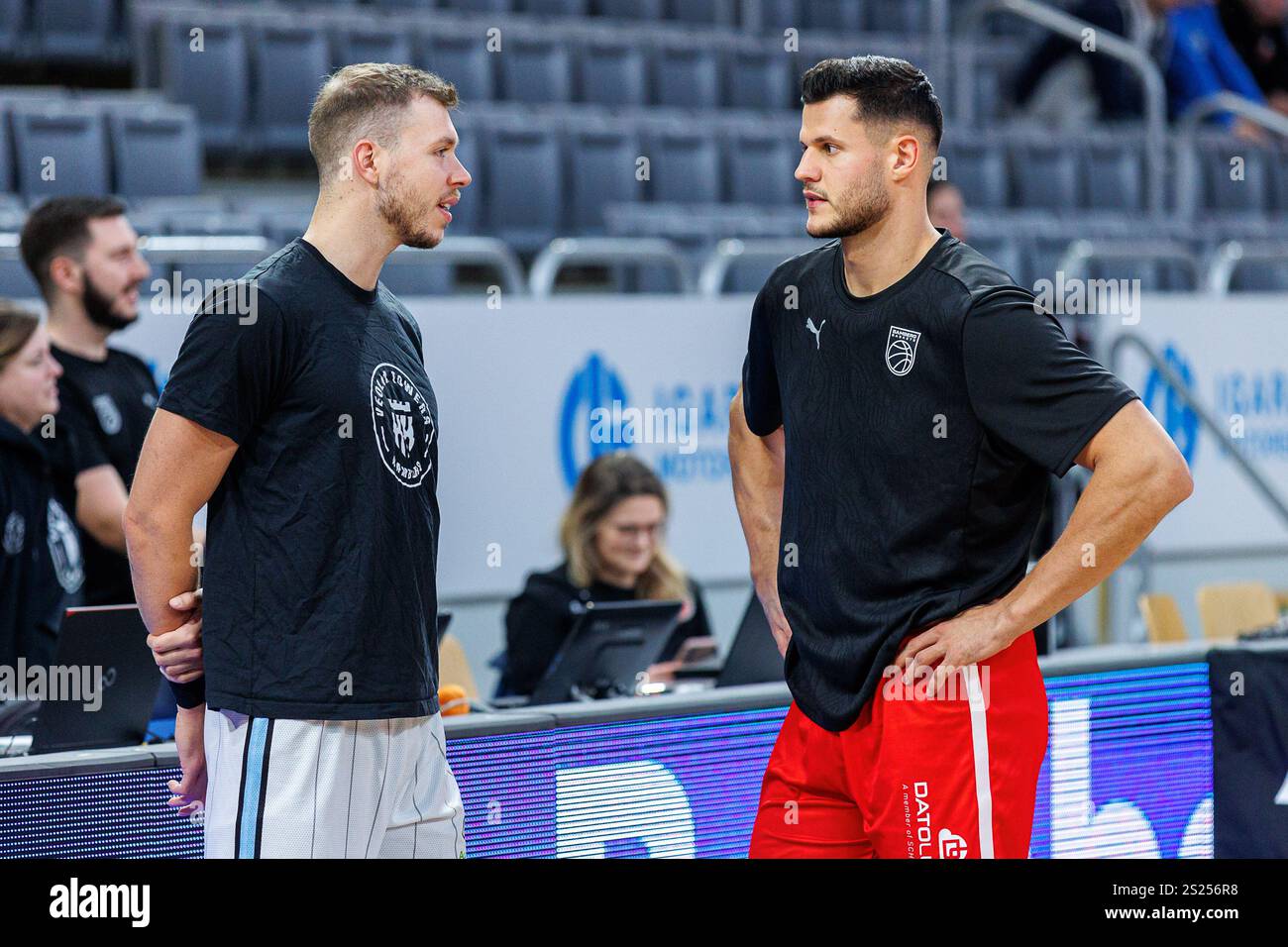 Niklas Wimberg (Hamburg Towers, #17), Filip Stanic (Bamberg Baskets, #65), vor Spielbeginn ...